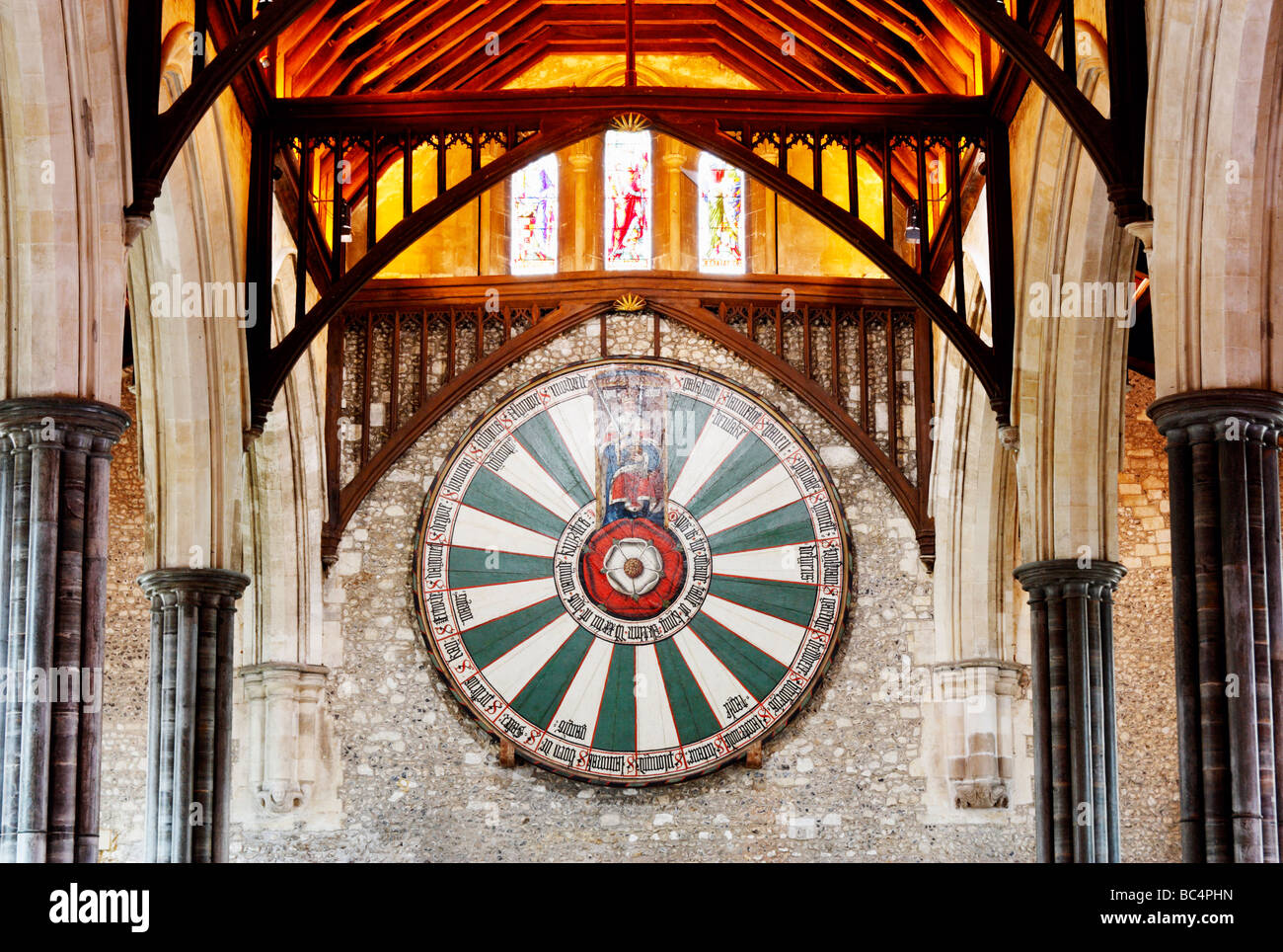 La table ronde du Roi Arthur dans le Grand Hall, château de Winchester ...