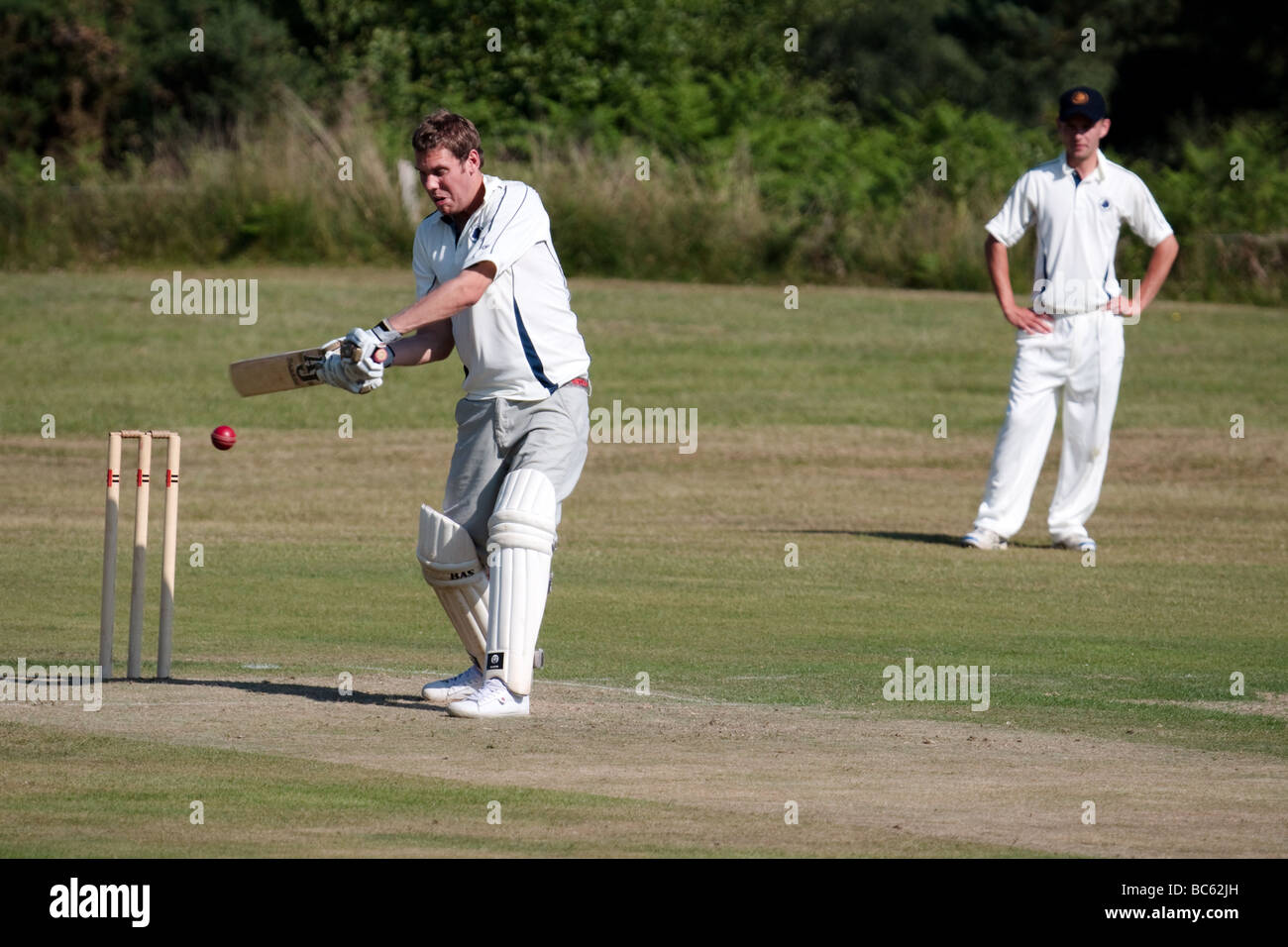 Swinging cricket bat Banque de photographies et d’images à haute ...