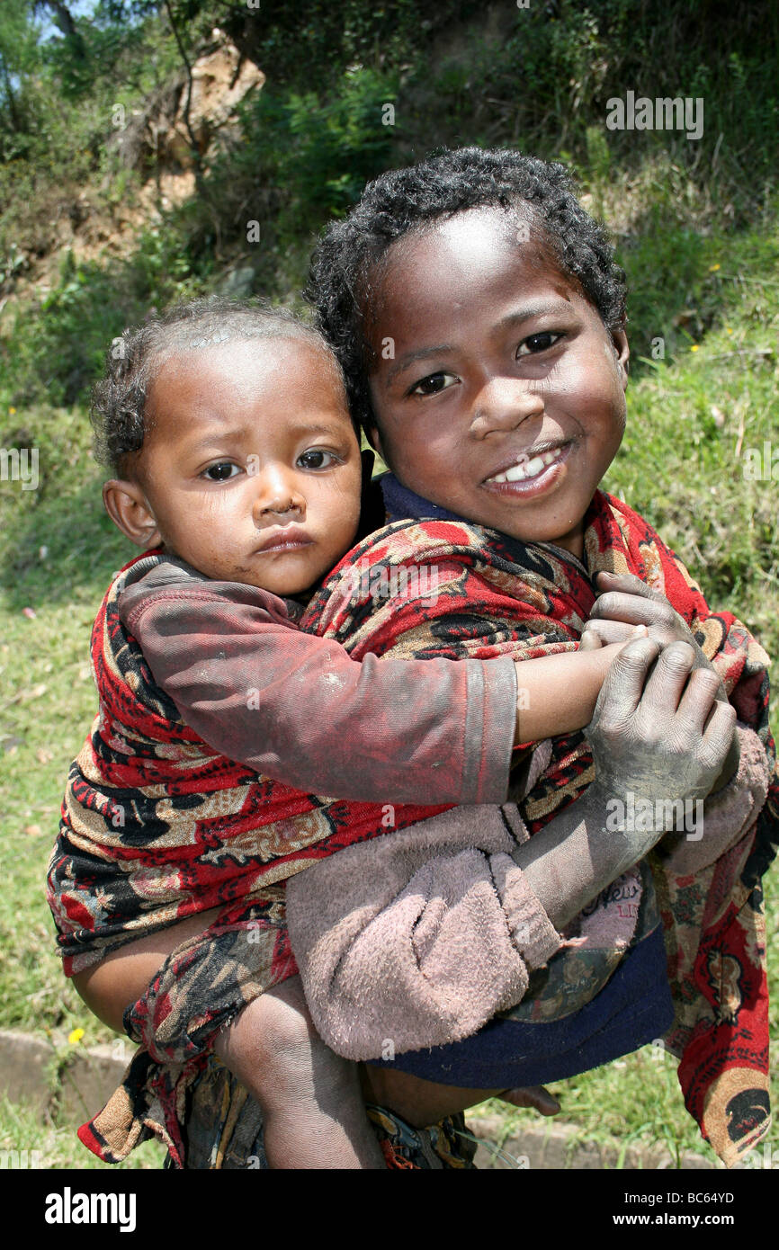 Jeune fille malgache exerçant son frère sur son dos Photo Stock - Alamy