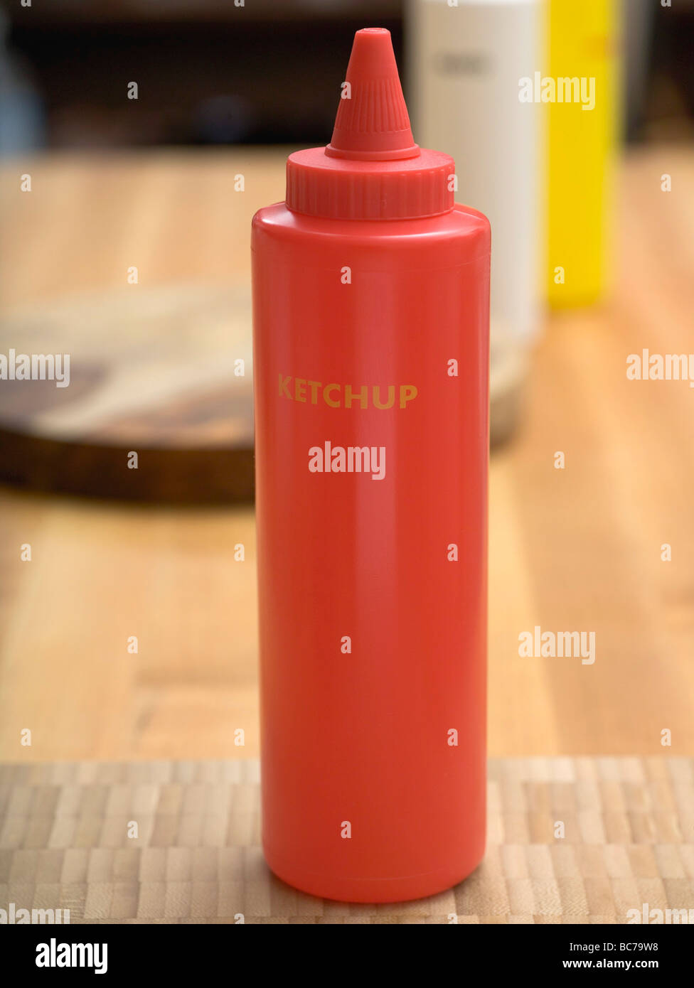 Bouteille de ketchup en plastique Banque de photographies et d’images à ...