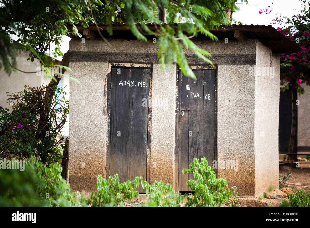 Village latrine avec mâle et femelle avec portes marqués 'Adam et Eve ...