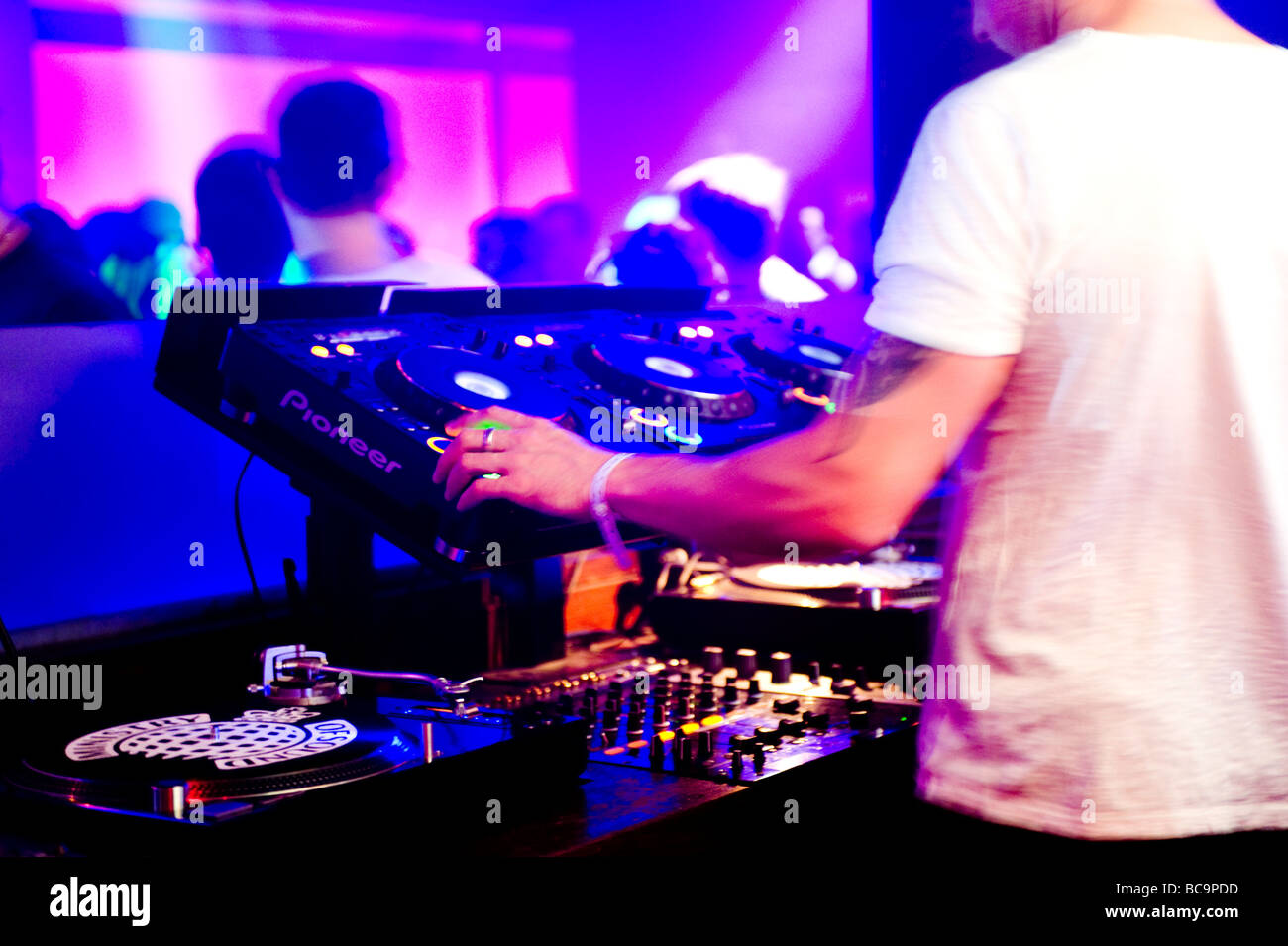 Un mixage DJ du pont à une boîte de nuit Photo Stock - Alamy