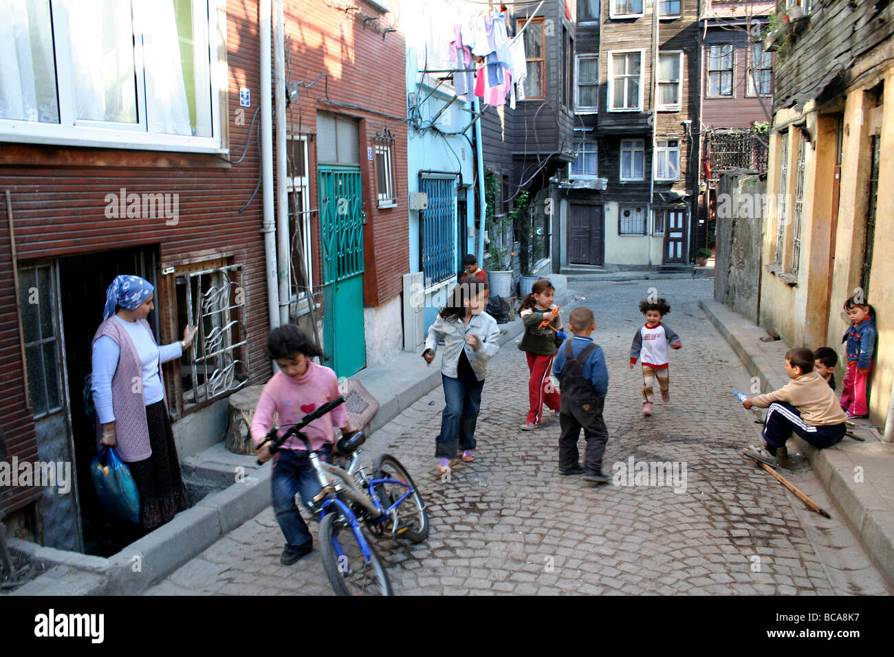 Enfants jouant dans la rue Banque de photographies et d’images à haute ...