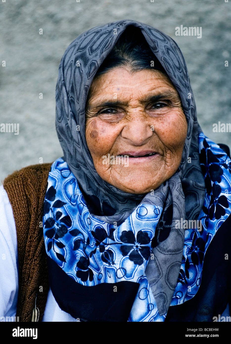 Traditional older turkish woman elderly Banque de photographies et d ...