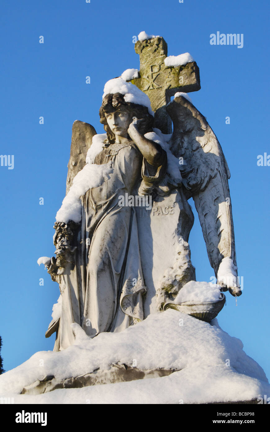 Ange gabriel debout Banque de photographies et d’images à haute ...