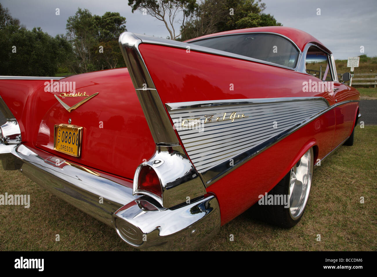 Vieille voiture chevrolet rouge des années 1950 Banque de photographies ...