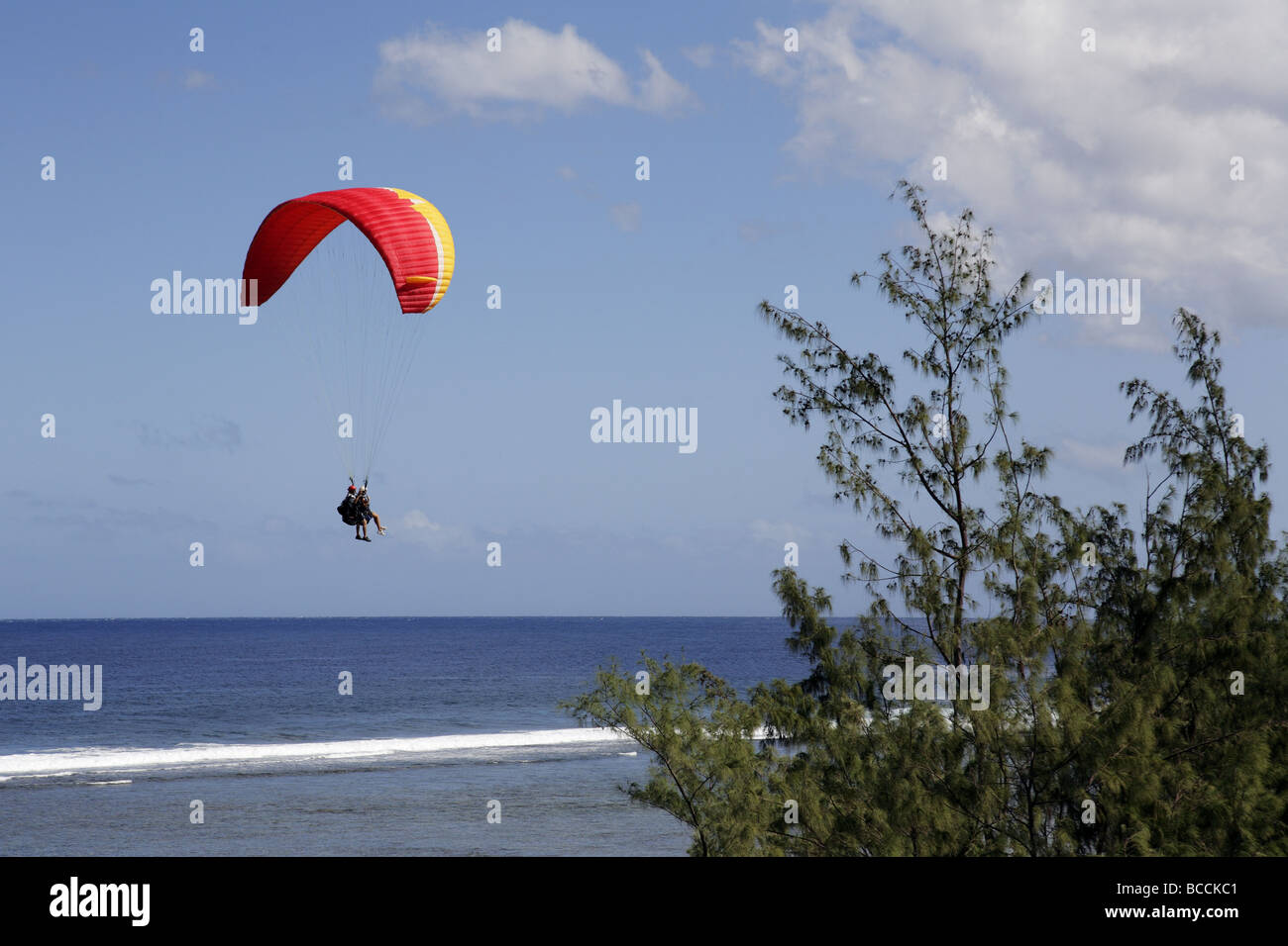 Parapente femme Banque de photographies et d’images à haute résolution ...