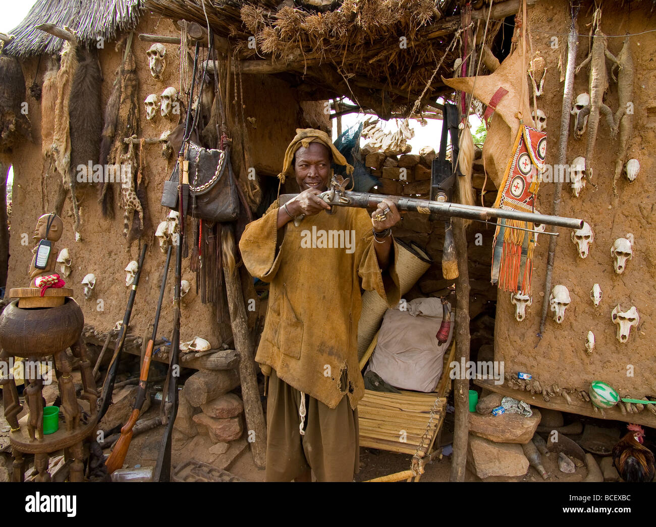 Le Mali. Sahel. Pays Dogon. Hunter et guérisseur animiste. Les falaises ...