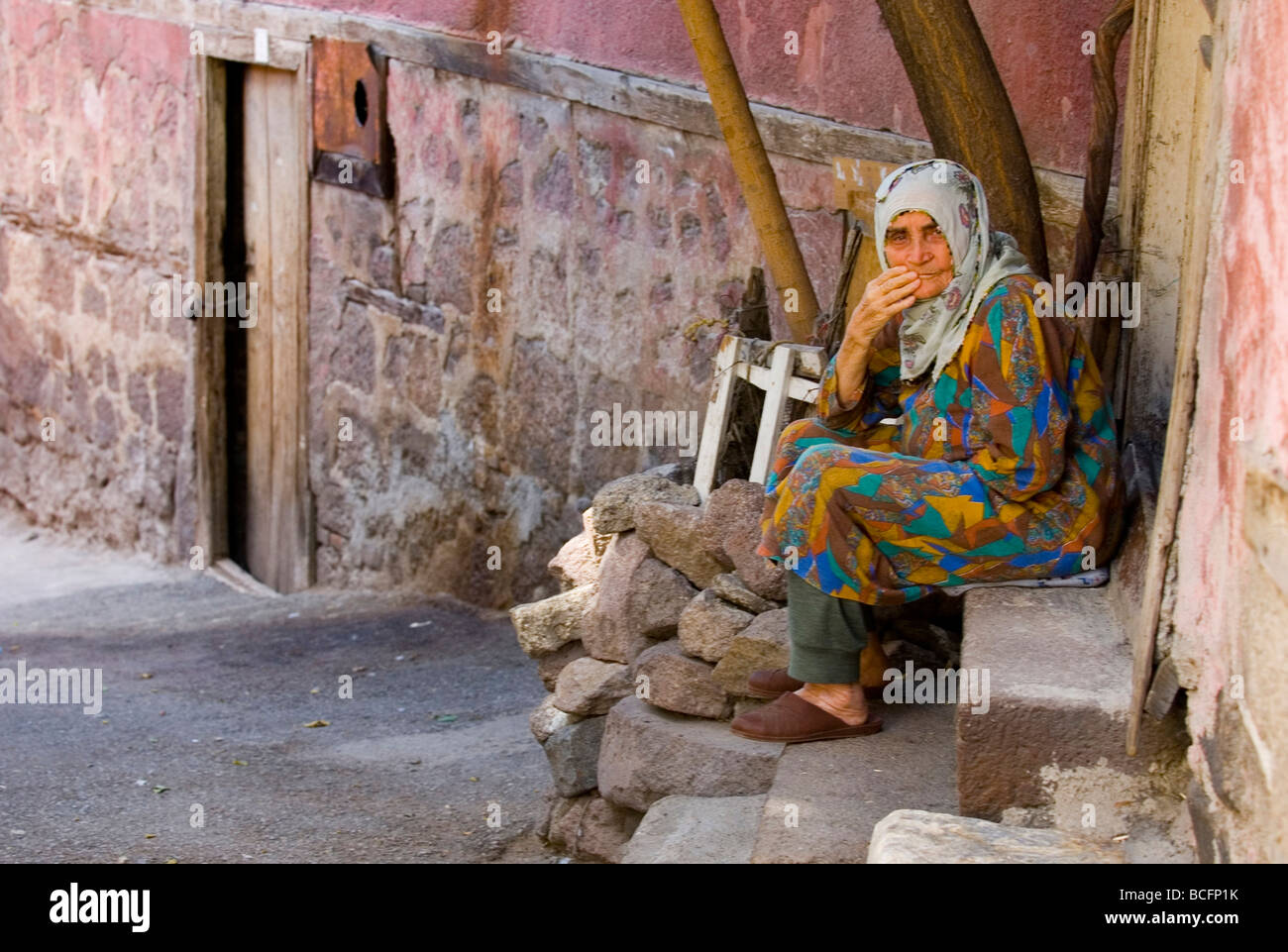 Traditional older turkish woman elderly Banque de photographies et d ...