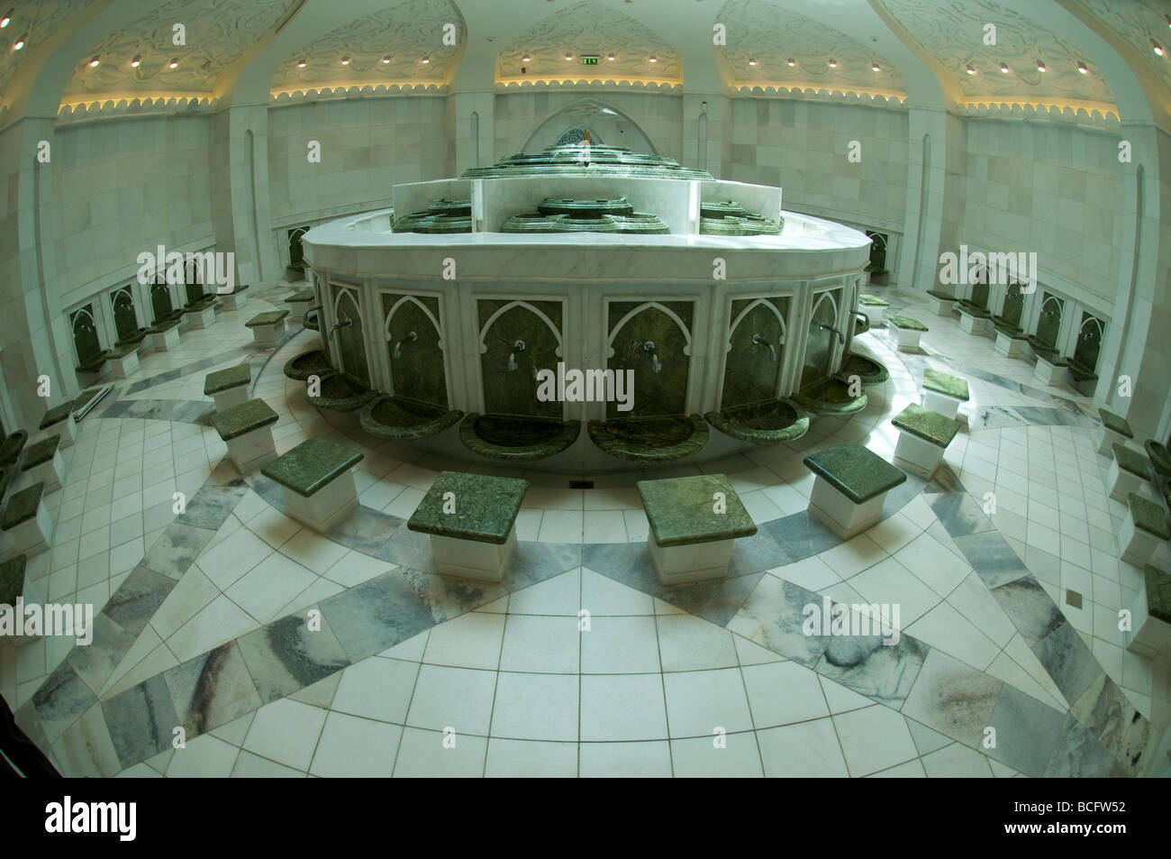 Zone d'ablution de la mosquée Sheikh Zayed, Abu Dhabi Photo Stock - Alamy