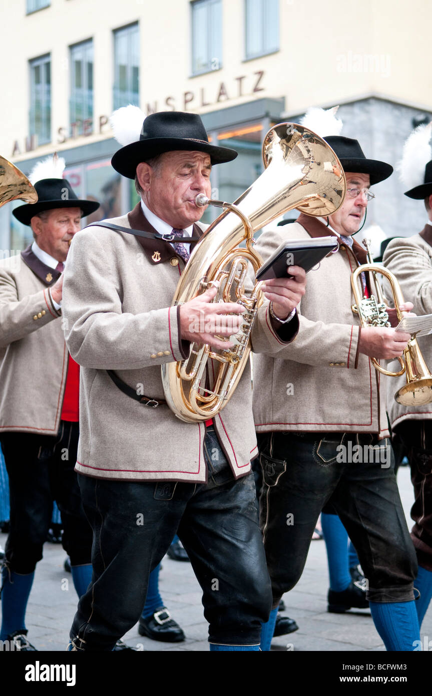 Costume traditionnel autrichien Banque de photographies et d’images à ...