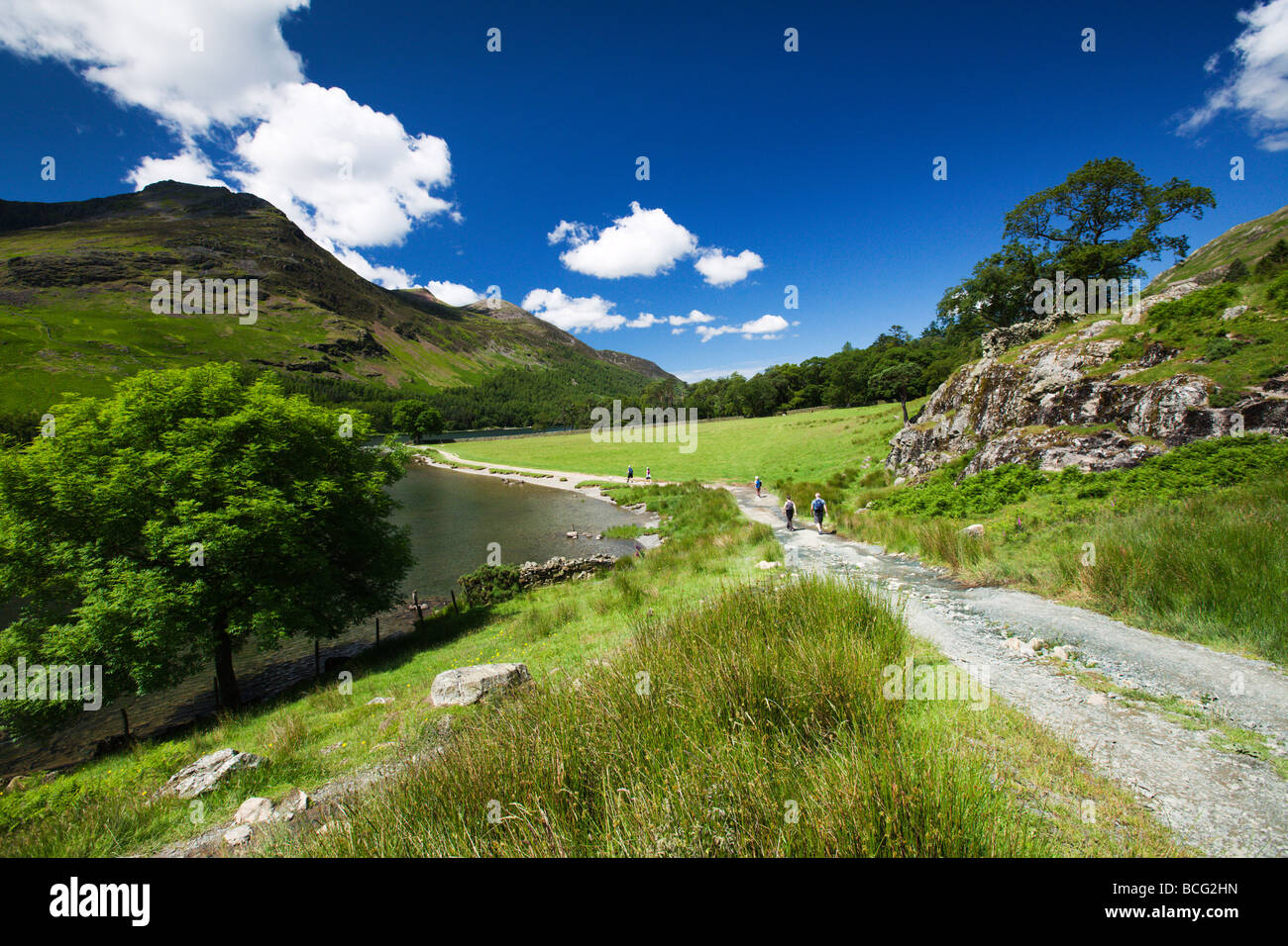 Buttermere Lake les promeneurs sur le sentier du littoral autour du lac ...
