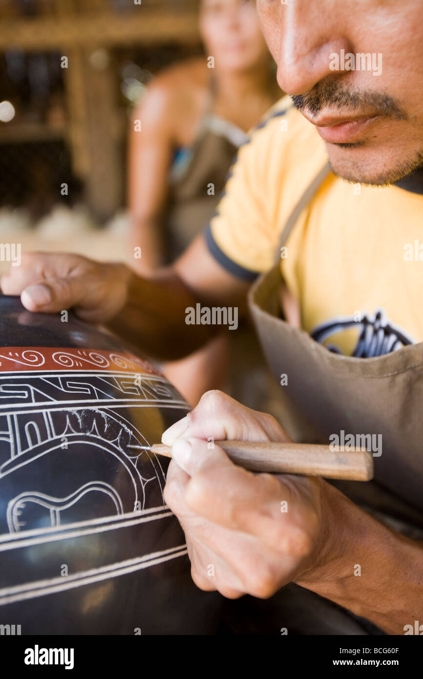 Un artisan travaille sur les détails de finition de Guaitil Costa Rica ...