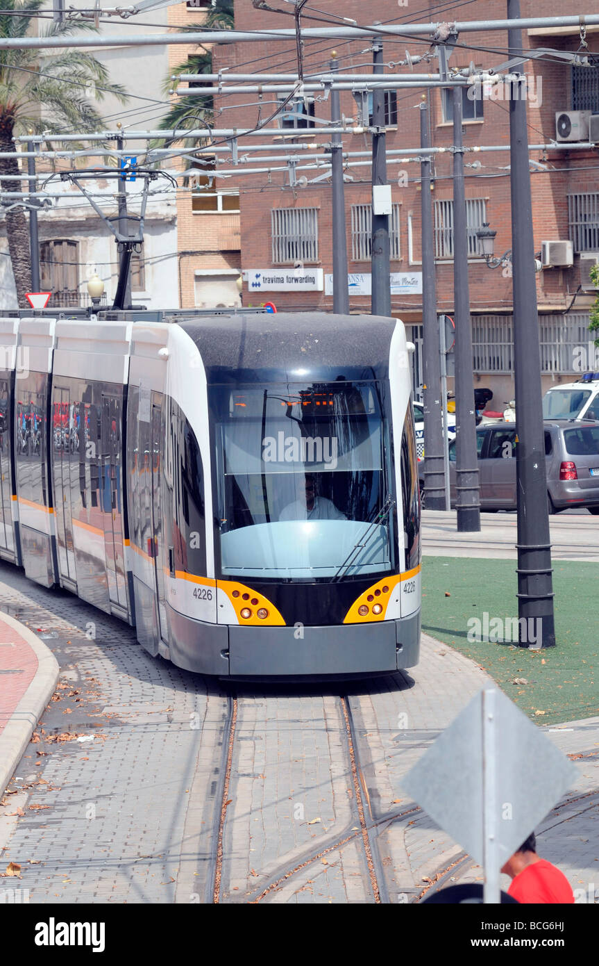 La ligne 4 est un tram qui relie la ville de Valence à la plage ...