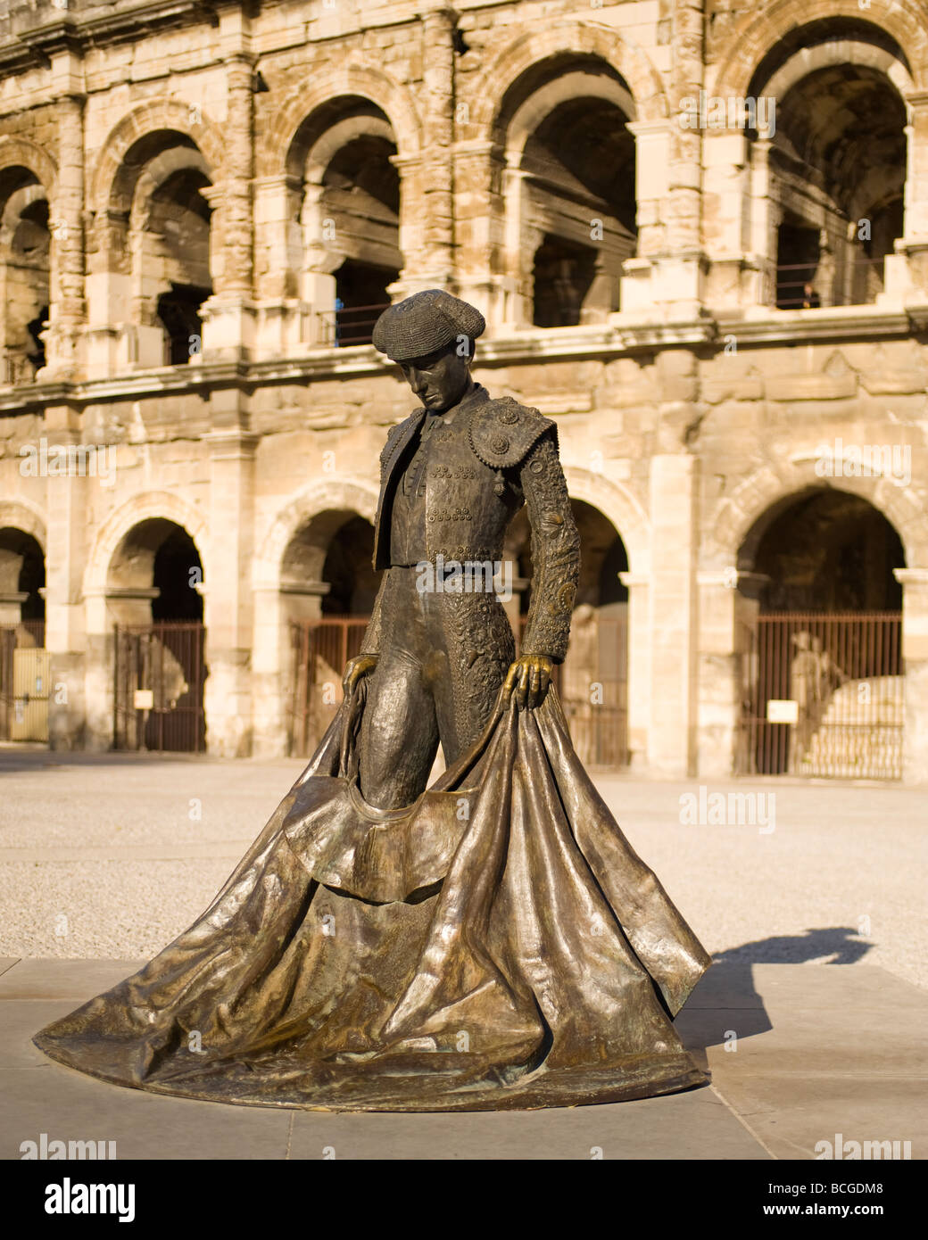 Statue de torero Nimeño II', 'à l'extérieur, les Arènes de Nîmes, un ...
