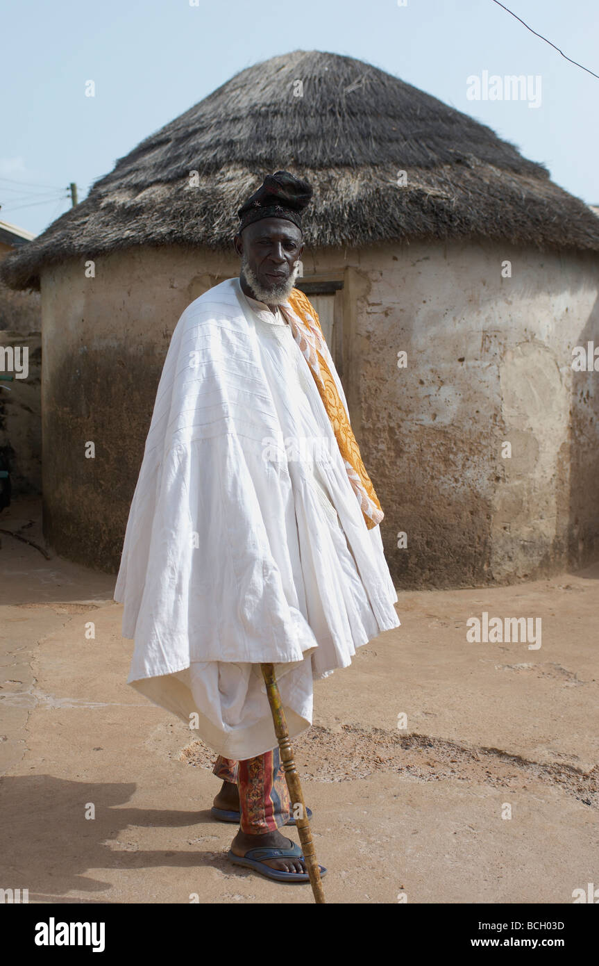 Le chef africain en costume traditionnel en face de rondavel à Tamale ...
