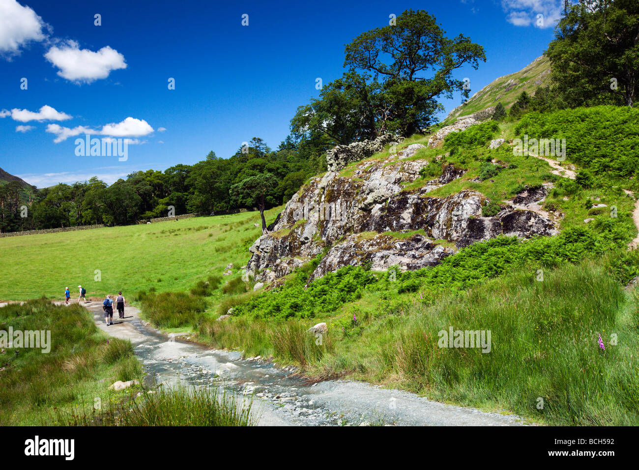 Buttermere Lake les promeneurs sur le sentier du littoral autour du lac ...