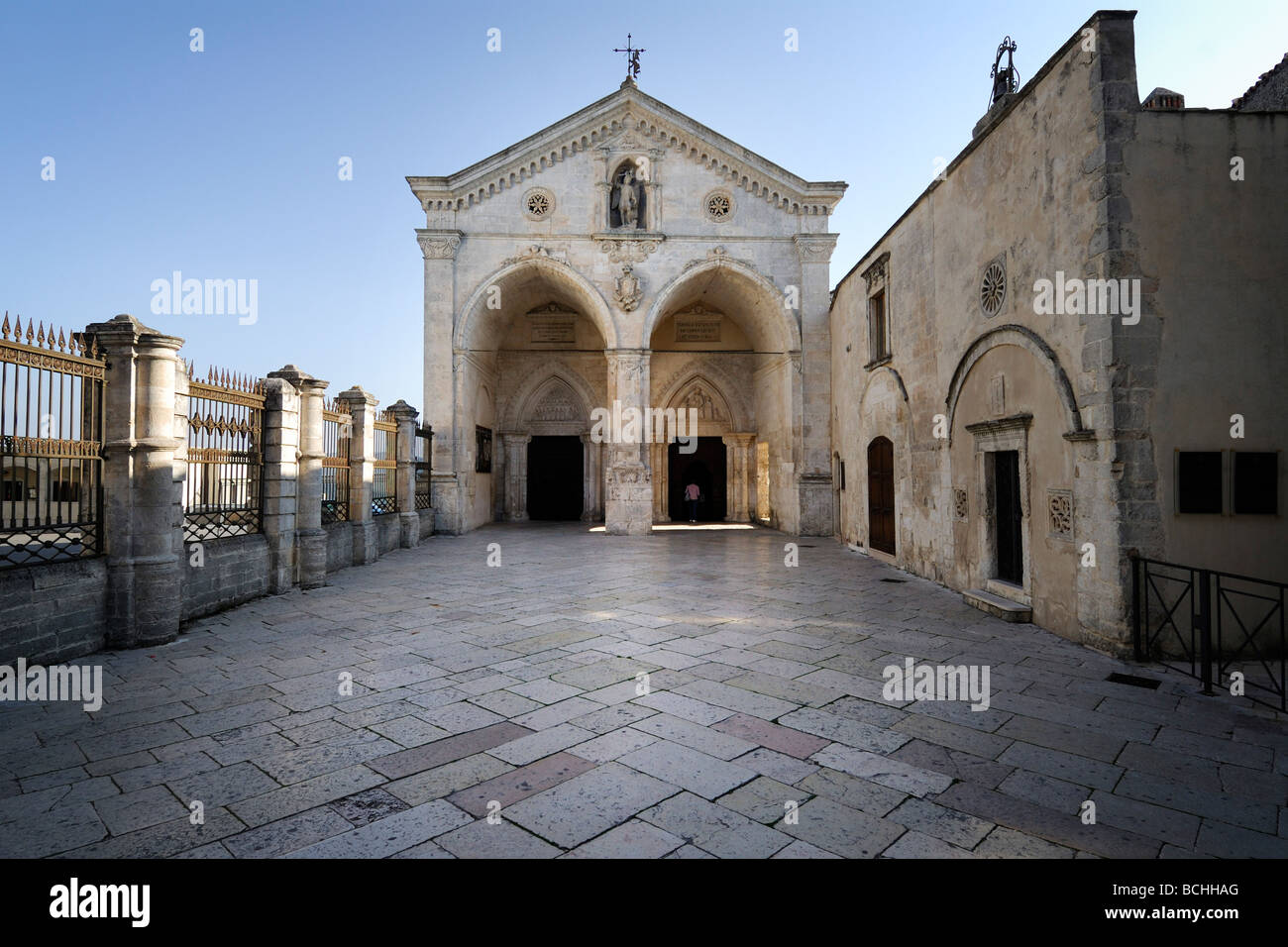 Monte Sant'Angelo Pouilles Italie Région de Gargano Sanctuaire de Saint ...