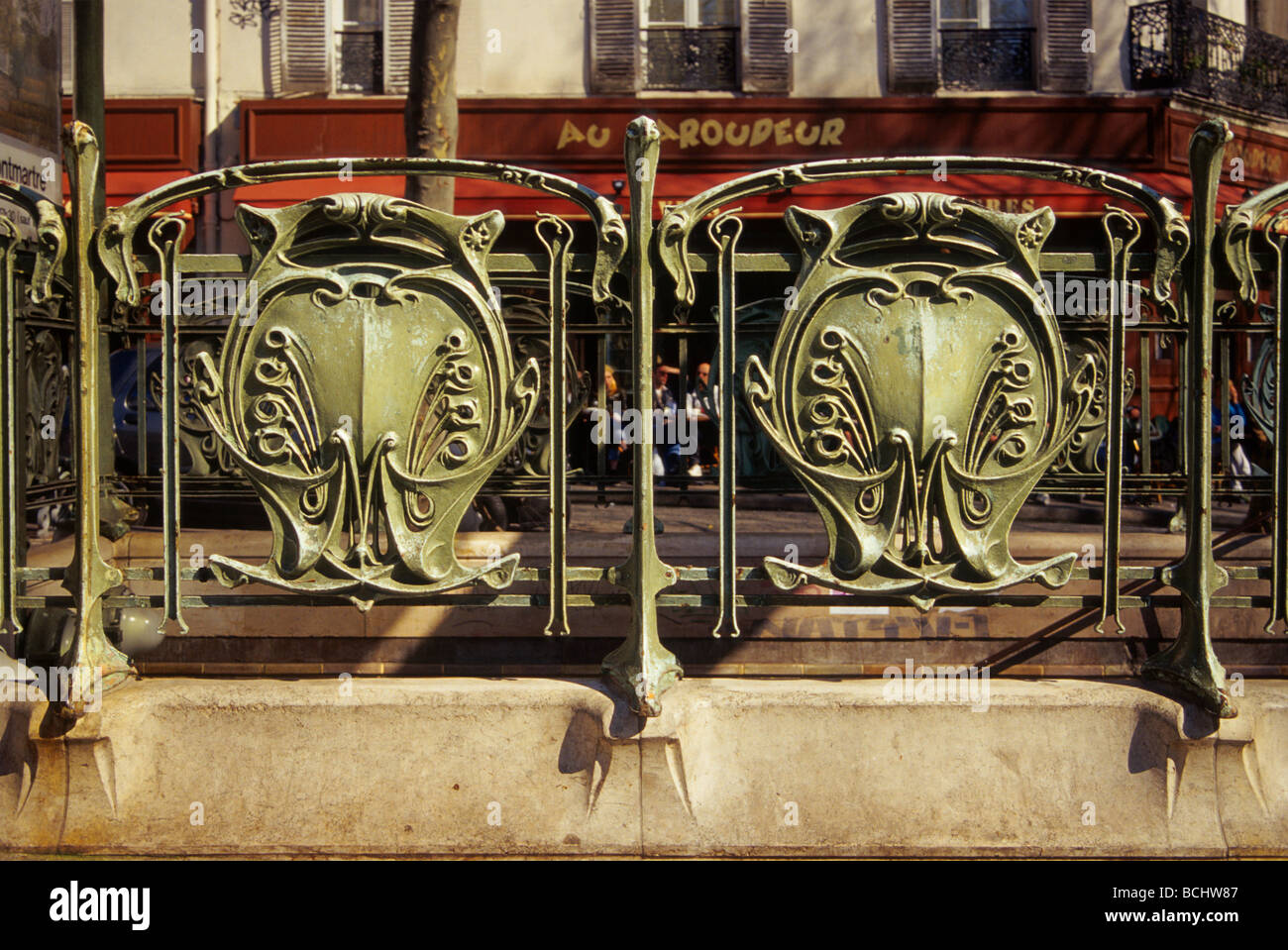 Fer forgé art nouveau détail à l'entrée de la station de métro Abbesses ...
