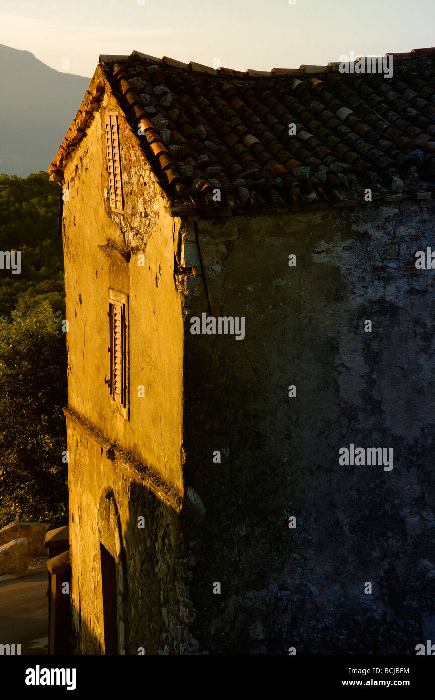 Toit En Tuiles Courbes Banque d'image et photos - Alamy