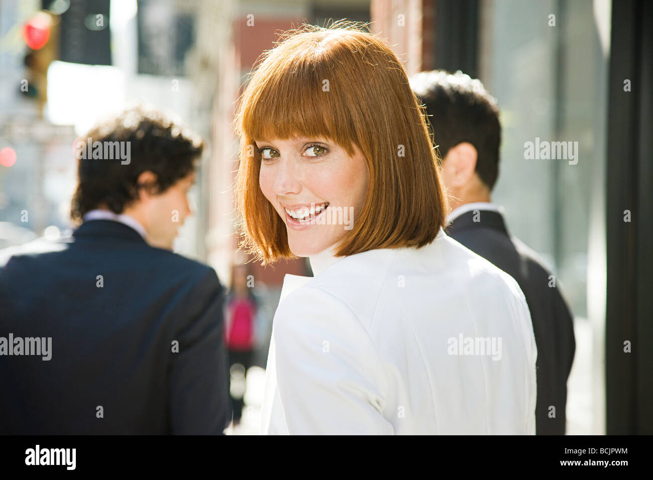 Femme dans la rue qui se tourne Banque de photographies et d’images à ...