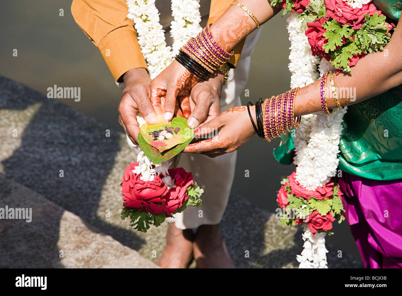 Couple holding puja en cérémonie de mariage indien Photo Stock - Alamy