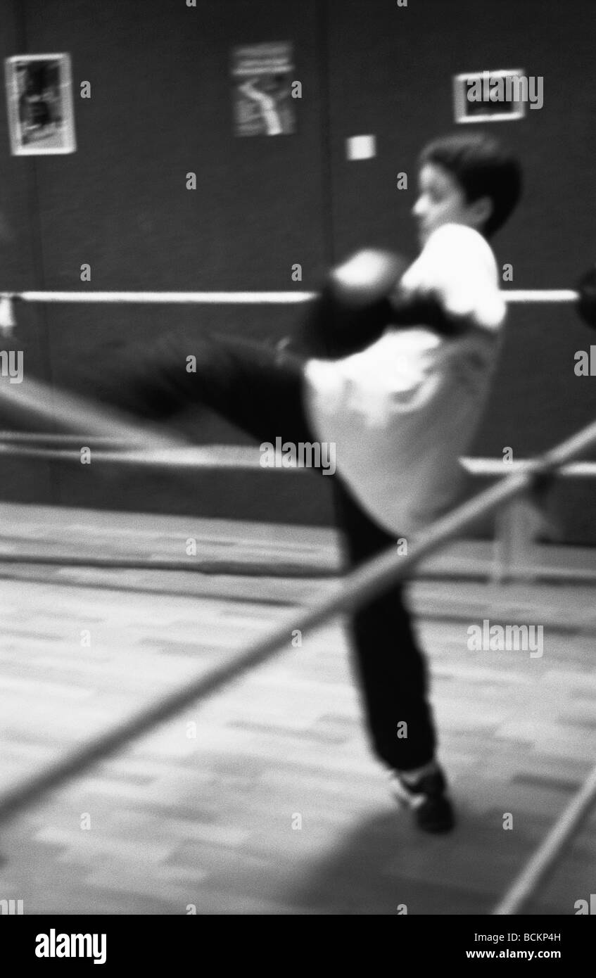 Kick boxing kids Banque de photographies et d’images à haute résolution ...