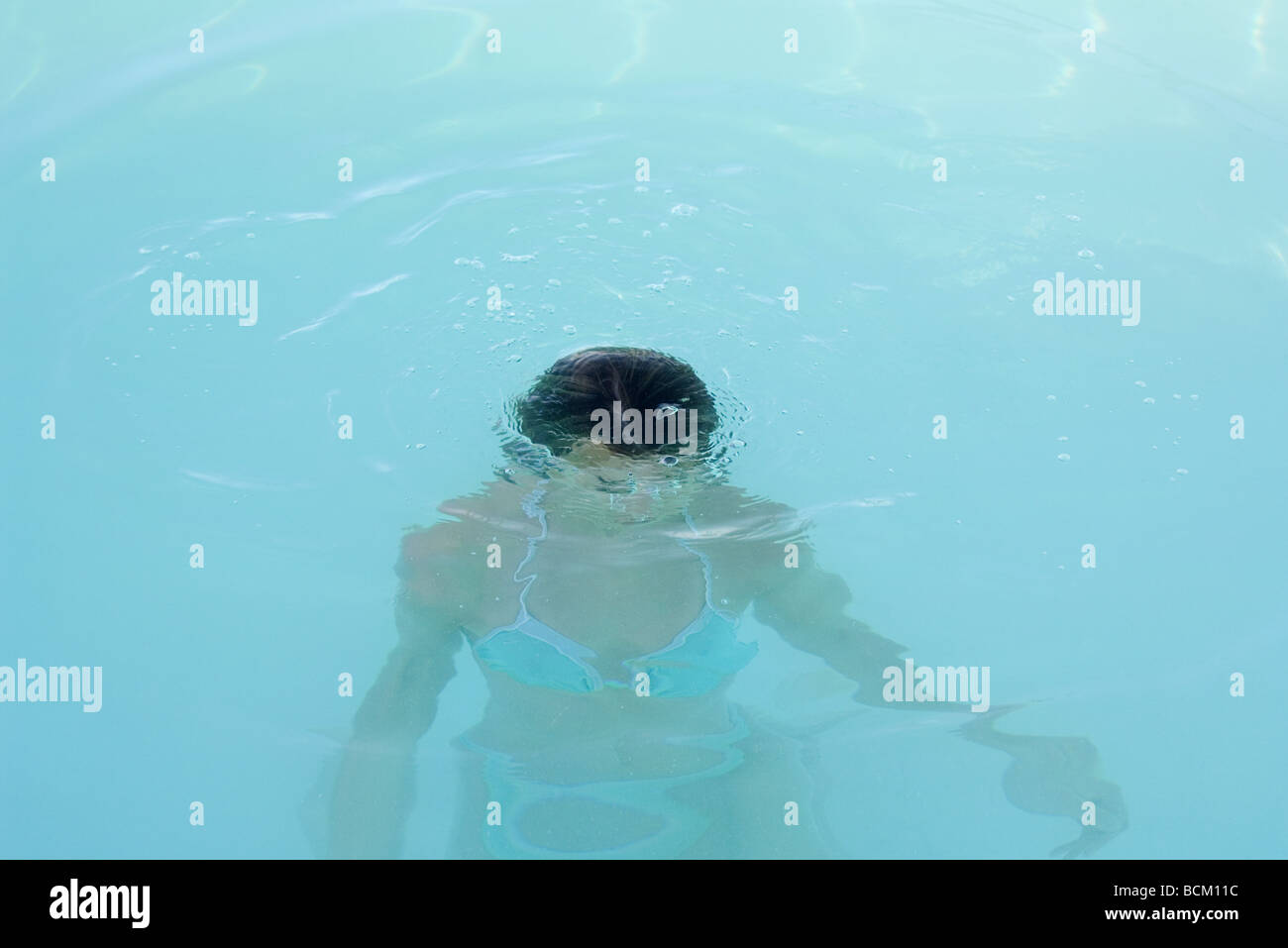 Woman holding breath underwater Banque de photographies et d’images à ...