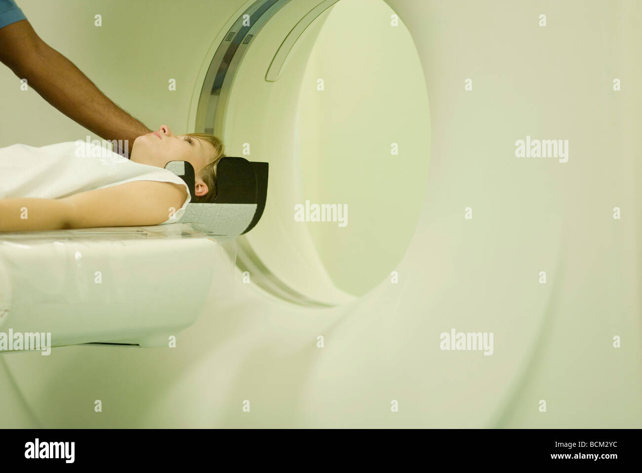 Scanner IRM patiente entrant Photo Stock - Alamy