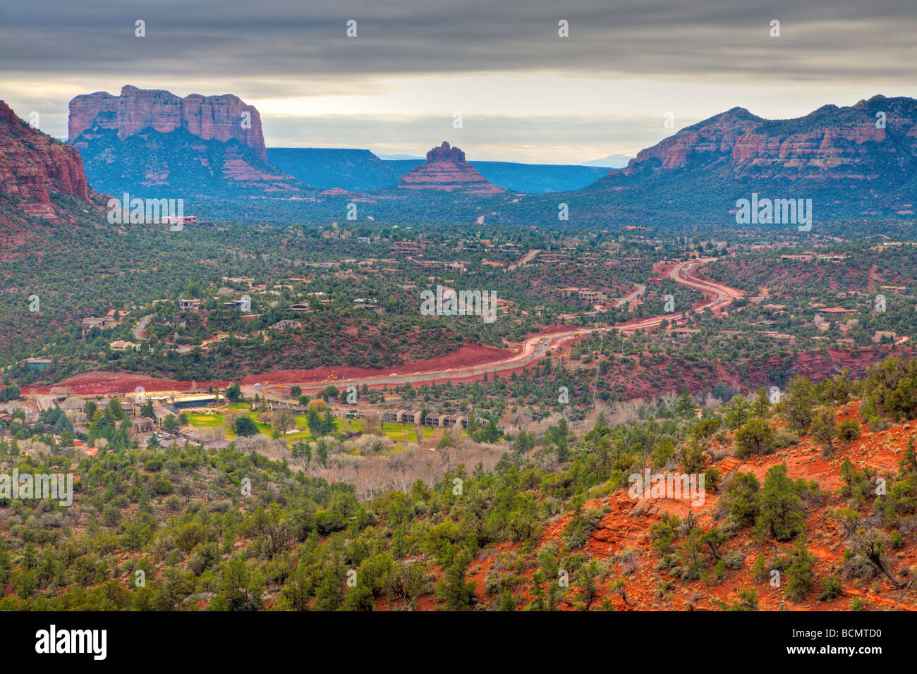Vue aérienne d'une route sinueuse à travers les roches rouges de Sedona ...