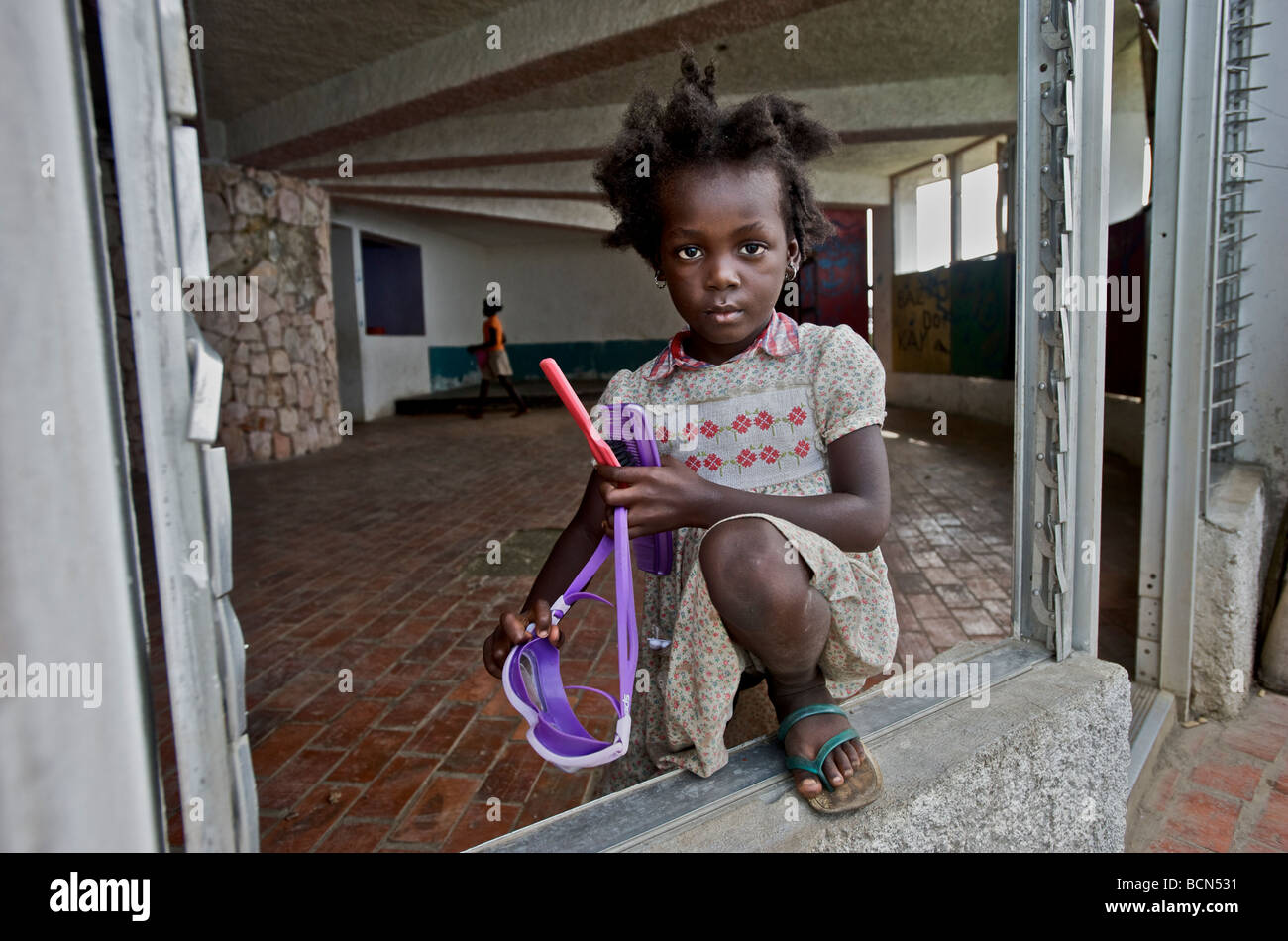 Une jeune fille se trouve dans la fenêtre d'une maison ayant appartenu ...