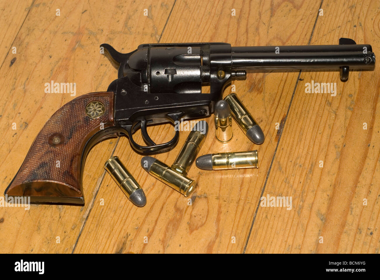 Colt 45 gun Banque de photographies et d’images à haute résolution - Alamy