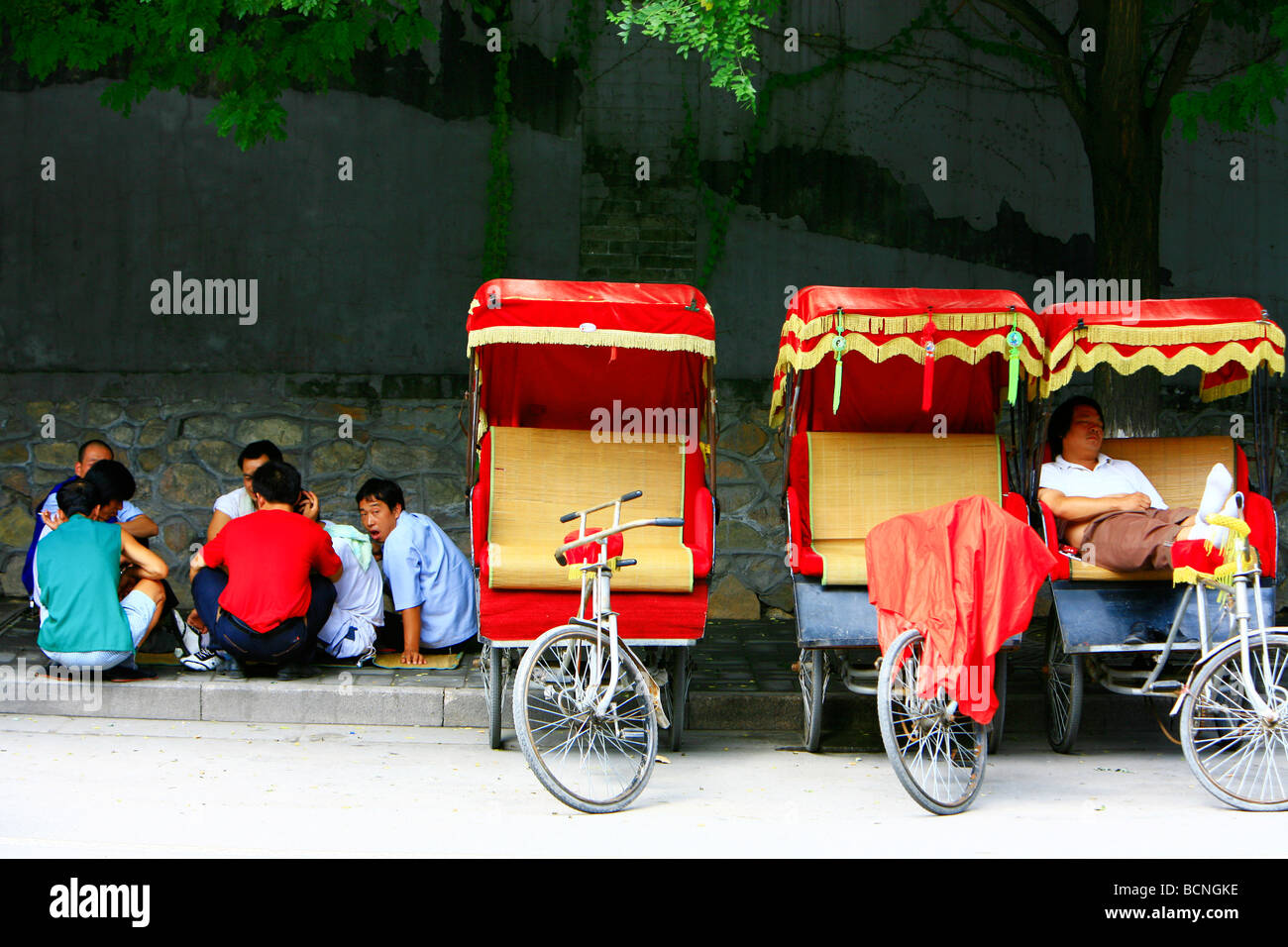 Les pousse-pousse l'attente pour recevoir les clients pour une visite ...