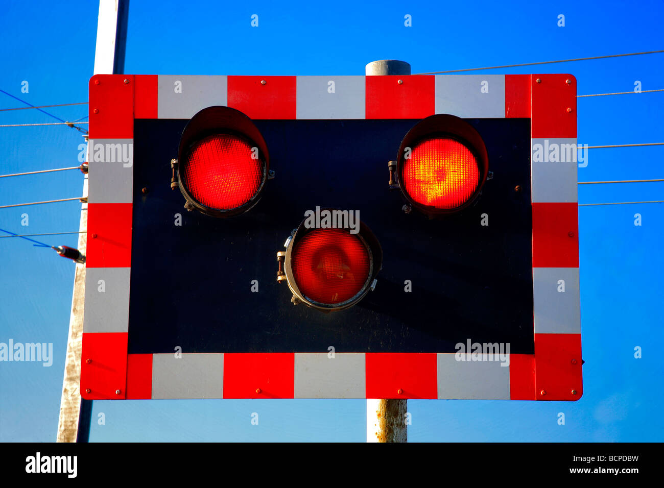 Stop rouge Signal d'avertissement à traverser la barrière sans pilote ...