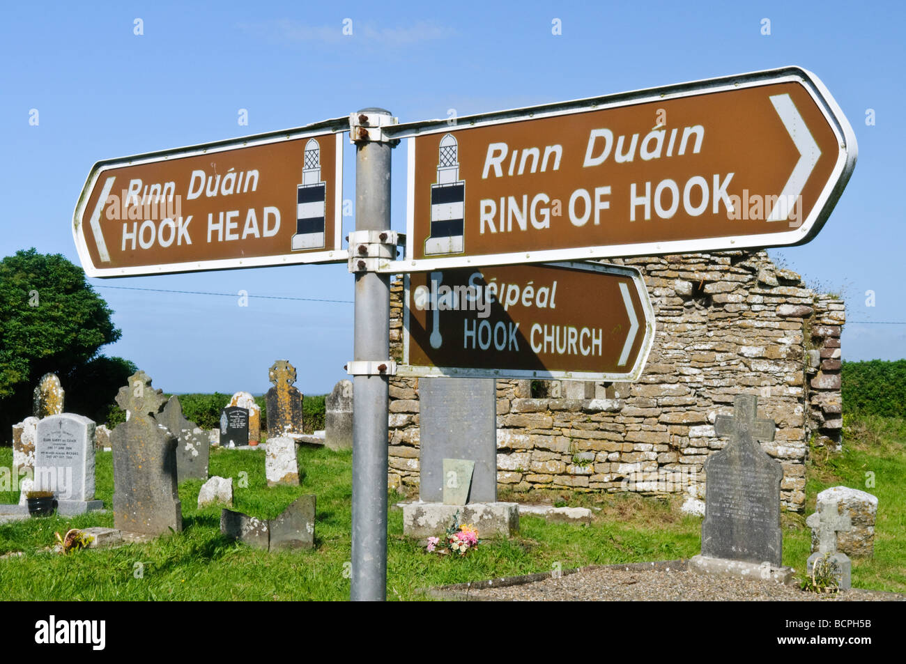 Ireland Gaelic Road Signs Photos & Ireland Gaelic Road Signs Images - Alamy