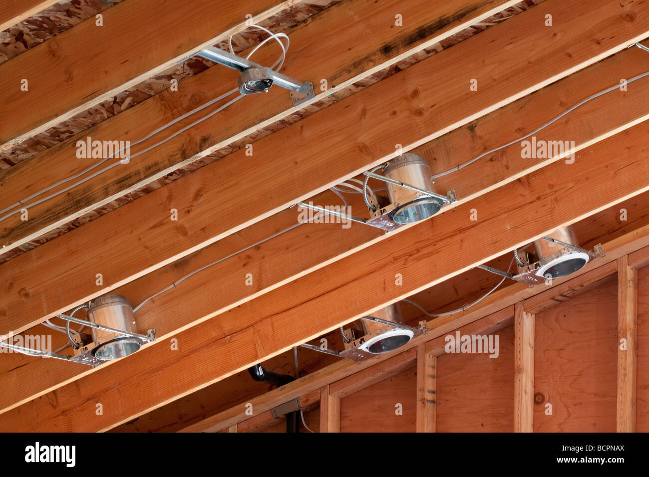 Des boîtes d'éclairage et le câblage installé dans les combles d'un ...