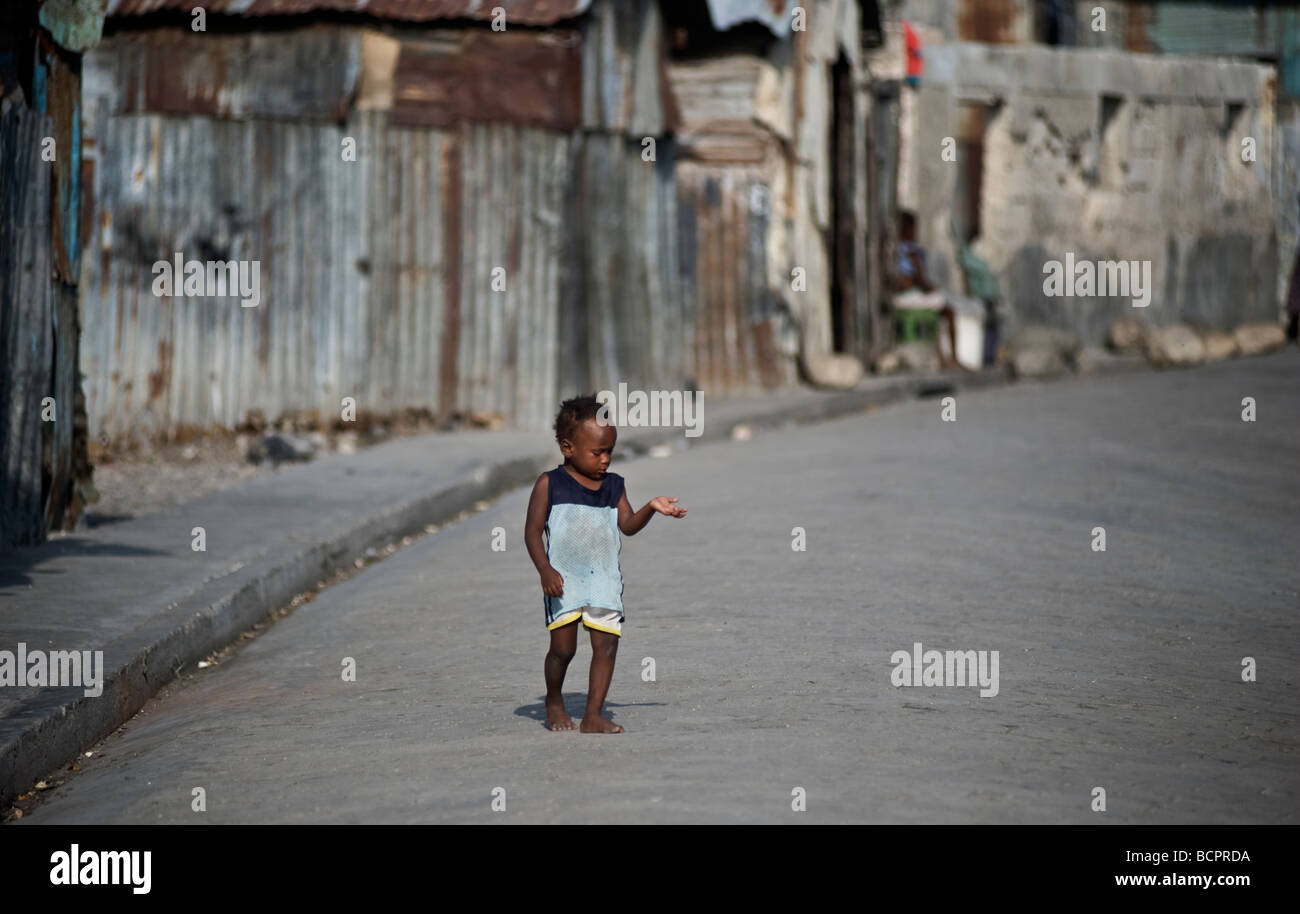 Cite soleil haiti girl in Banque de photographies et d’images à haute ...