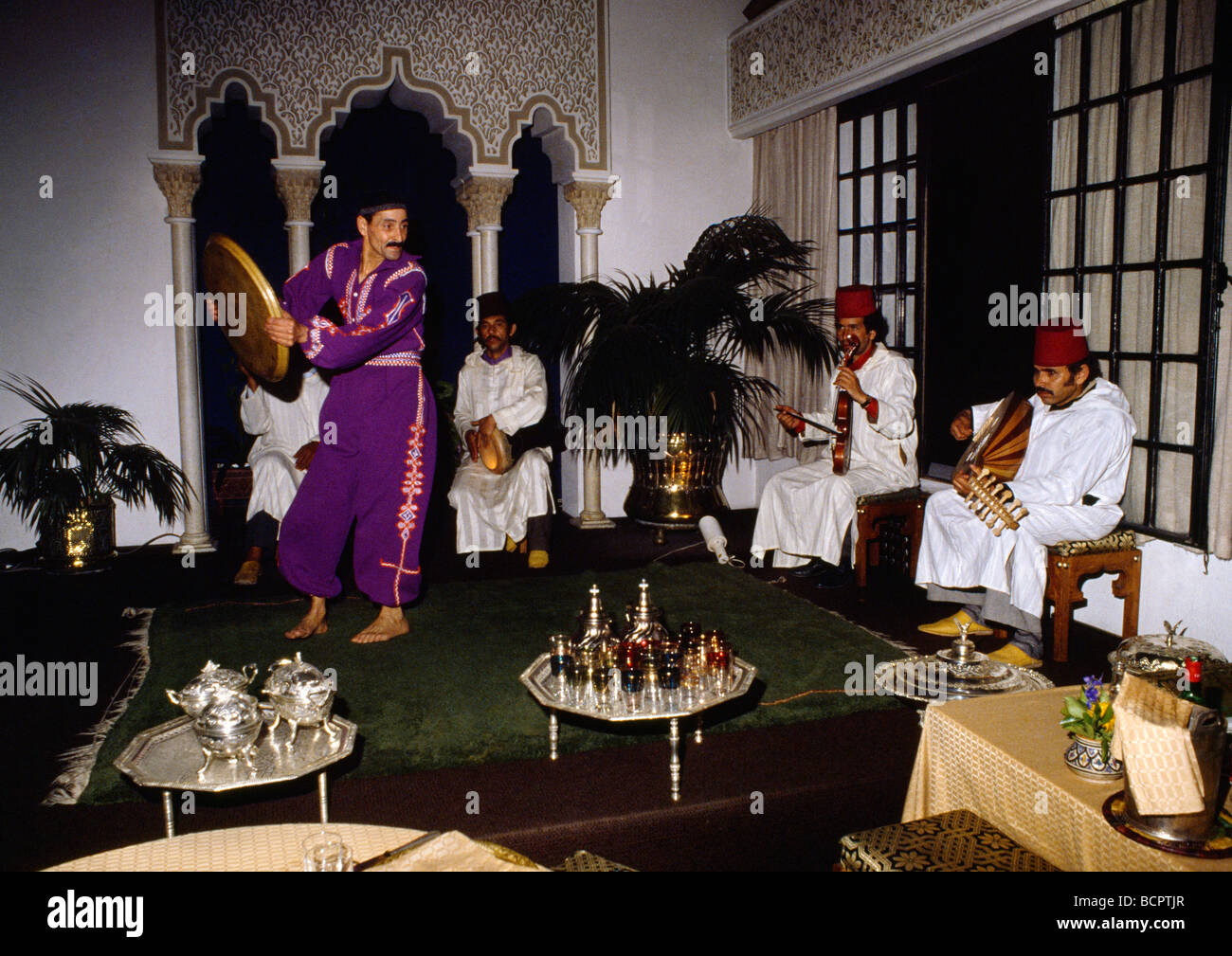 Morocco dancer Banque de photographies et d’images à haute résolution ...