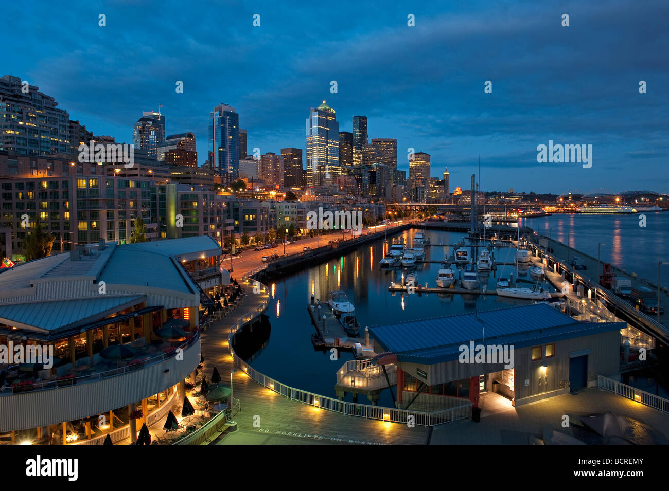 Image rétro de l'horizon de Seattle et de l'embarcadère 66 illuminés au ...