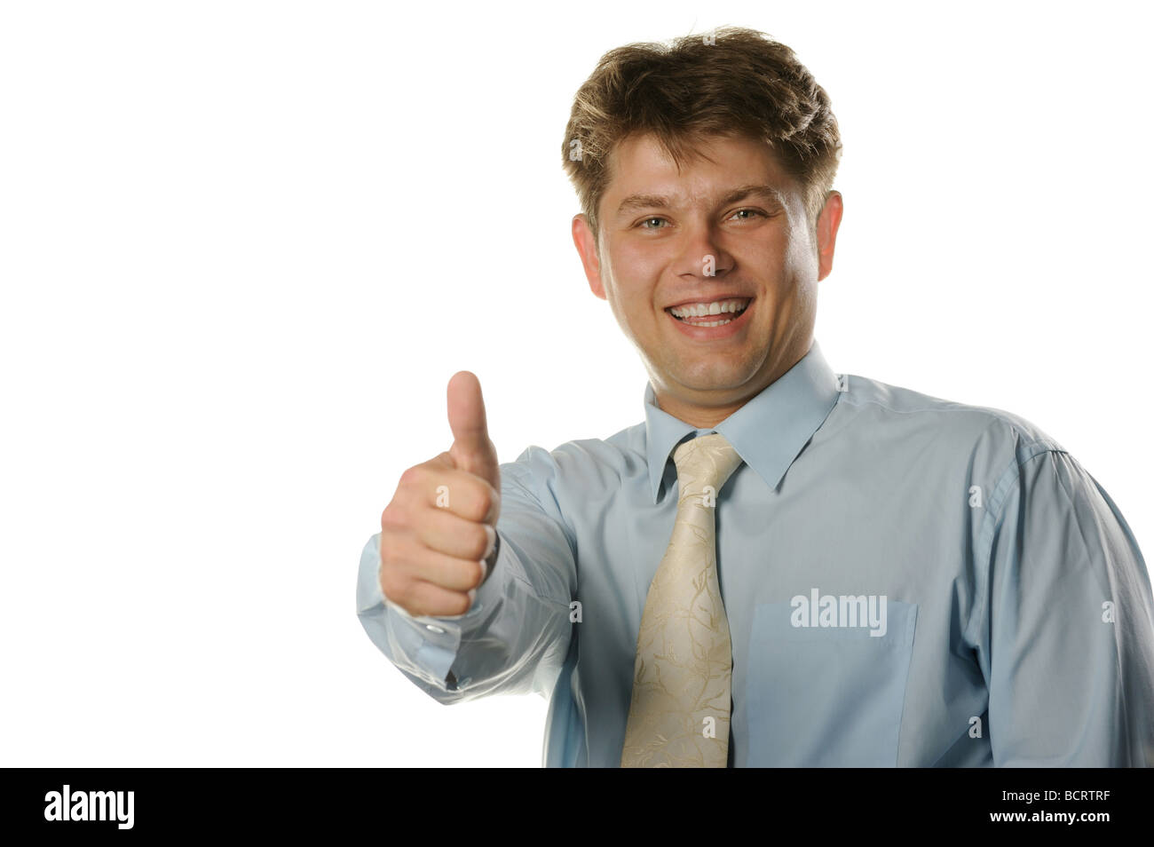 Le jeune homme d'avec l'approbation de geste avec le doigt levé plus d ...