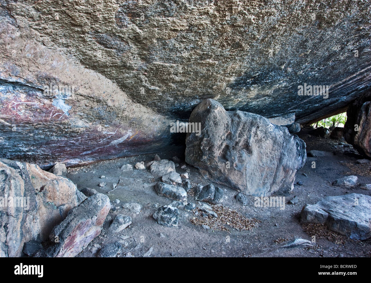 Abri rocheux Banque de photographies et d’images à haute résolution - Alamy