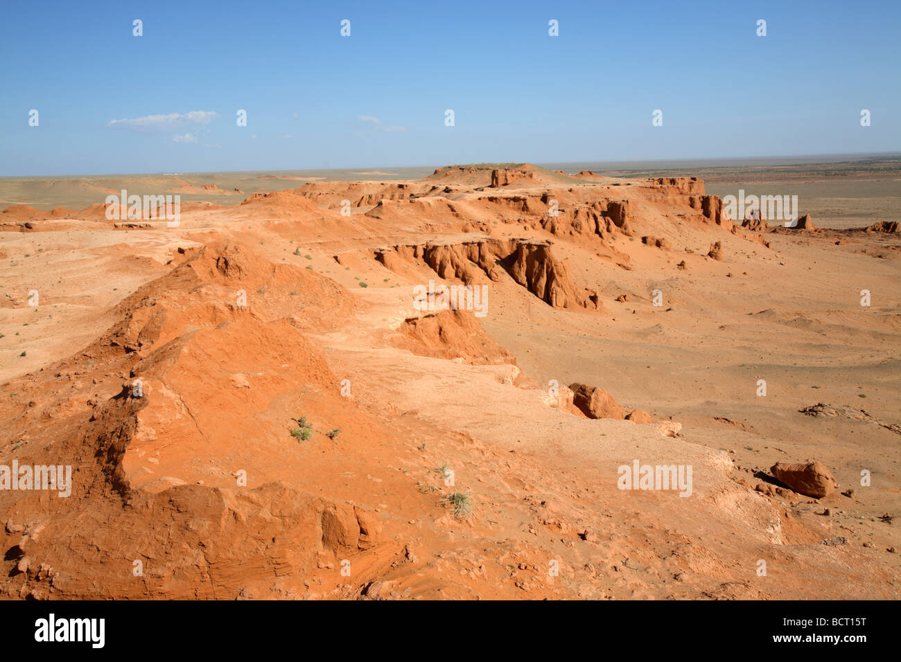 Panorama de la terre rouge de Flaming Cliffs Bayanzag, aka cimetière de ...
