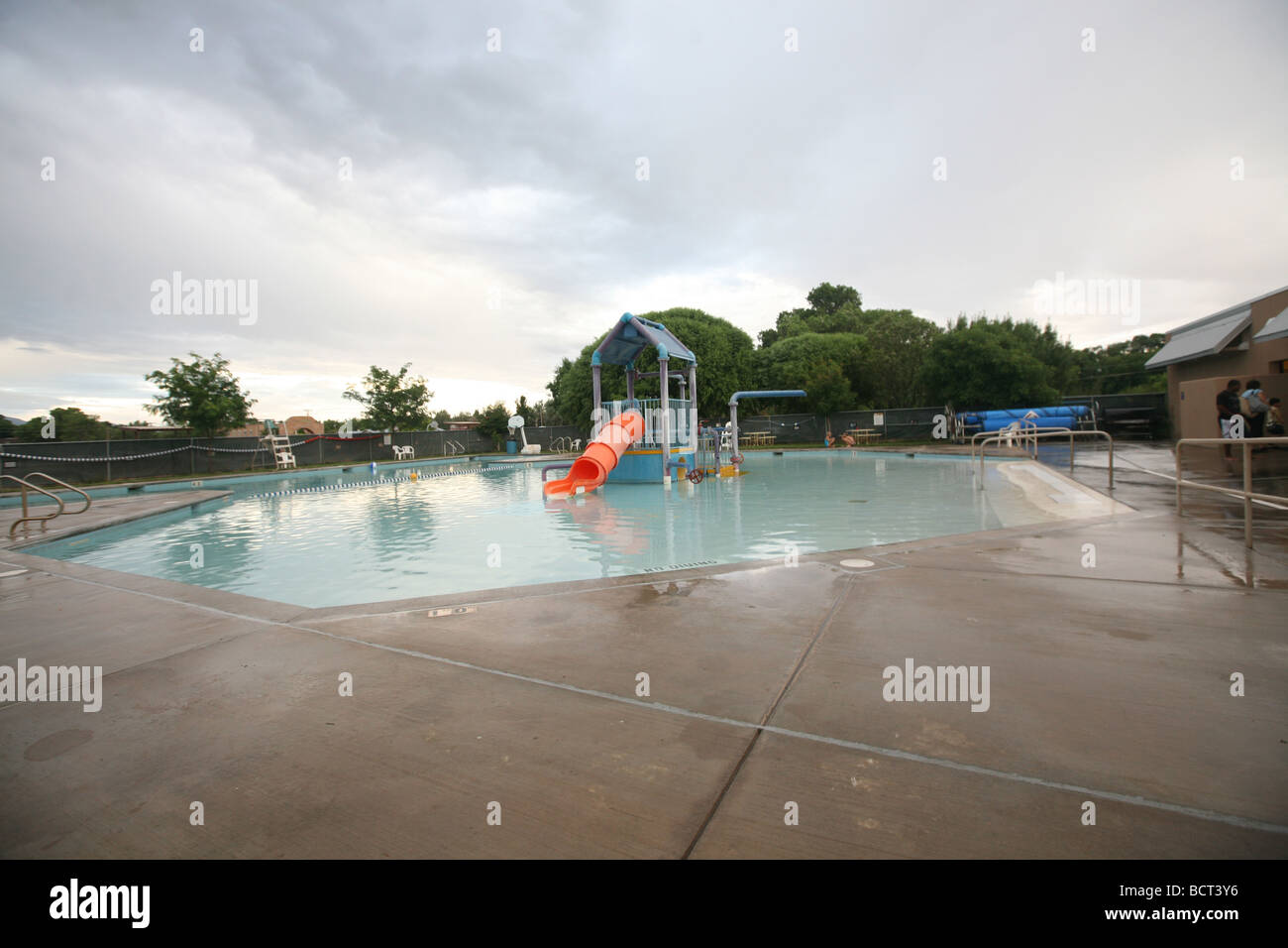 Swimming pool with waterslide Banque de photographies et d’images à ...