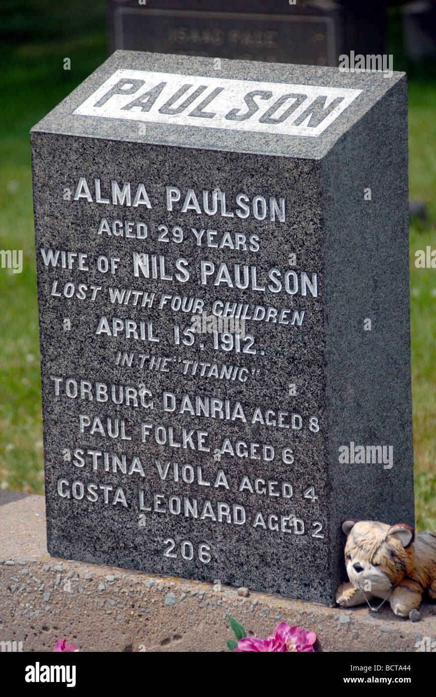 La tombe d'Alma Paulson et ses quatre enfants perdus dans le naufrage ...