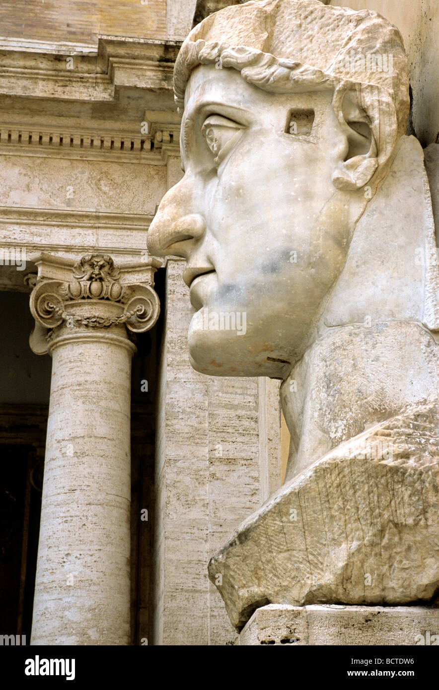 Emperor constantine statue Banque de photographies et d’images à haute ...