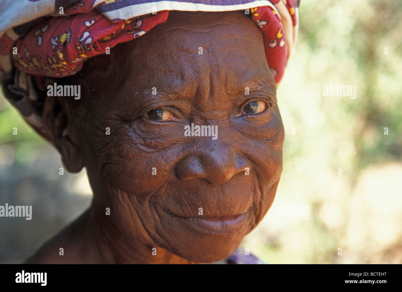 Old woman portrait kenya africa Banque de photographies et d’images à ...