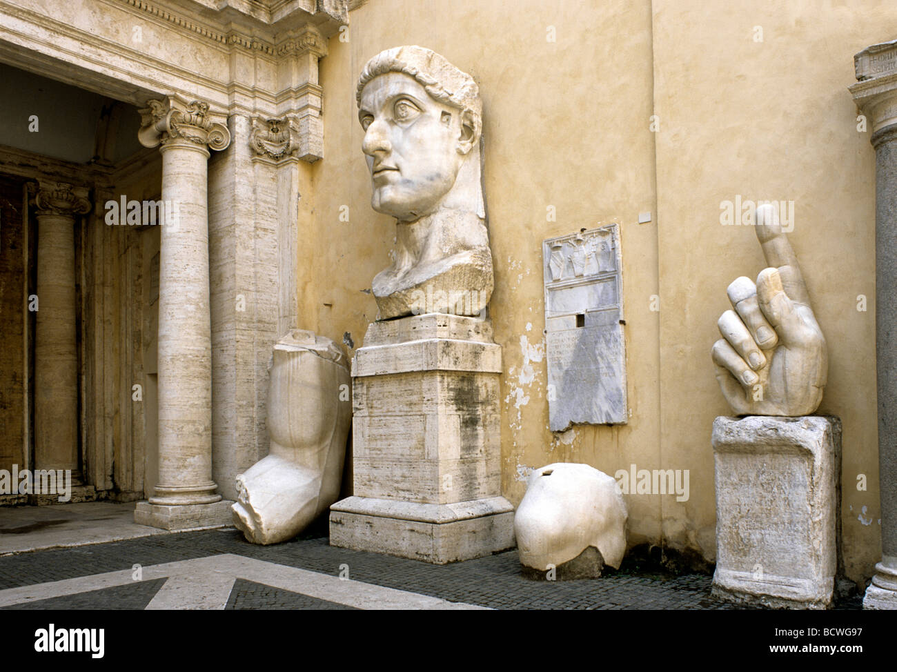 Statue colossale de l'empereur romain Constantin, Conservator's palais ...