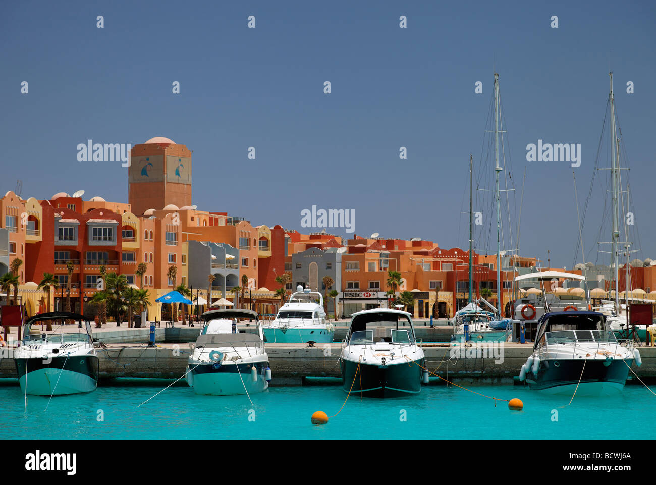 Yachts privés devant les maisons à la marina, Hurghada, Egypte, Mer ...