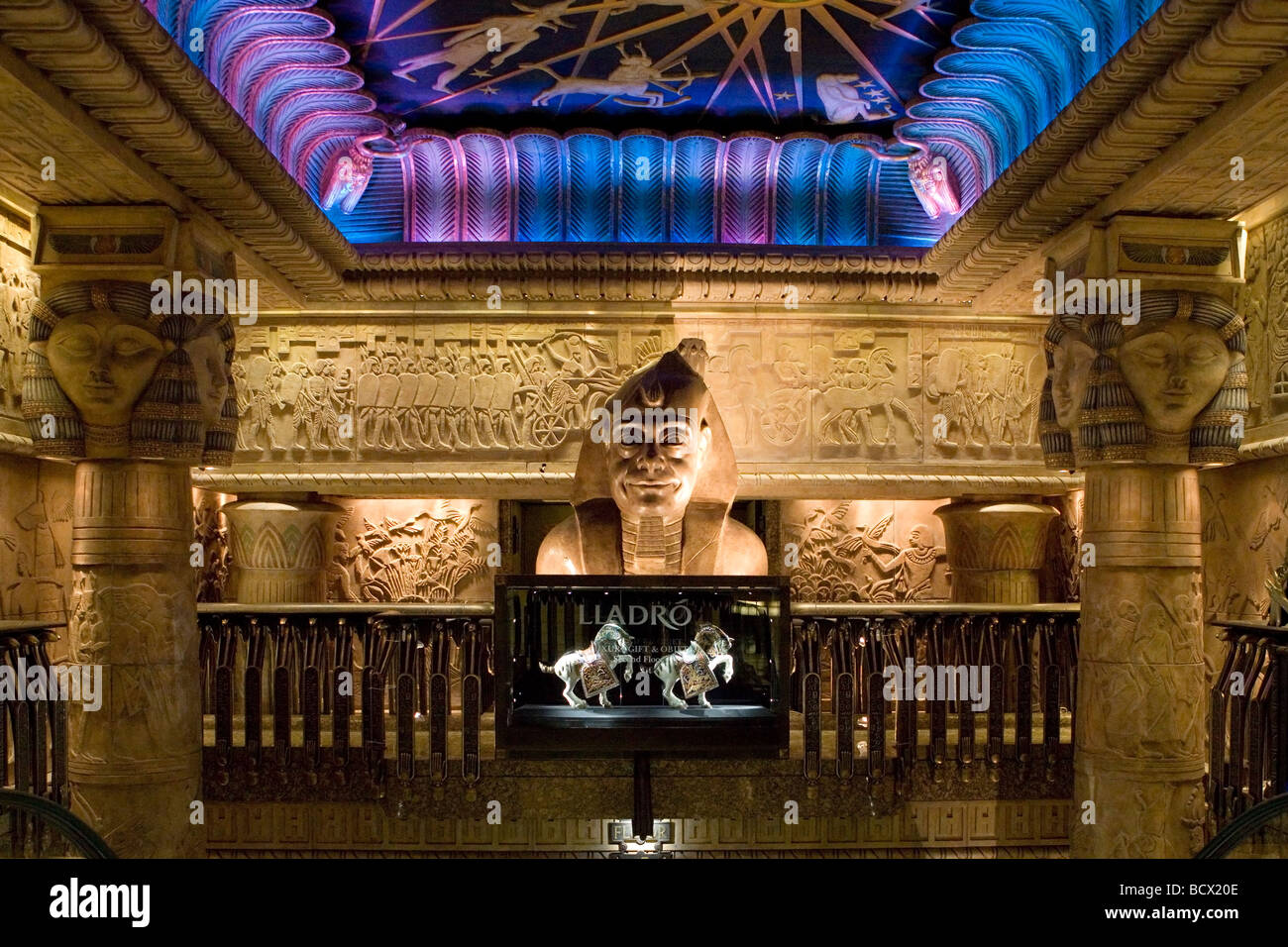 Harrods london escalator Banque de photographies et d’images à haute ...