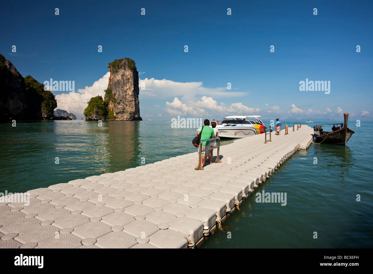 Ponton flottant Banque de photographies et d’images à haute résolution ...